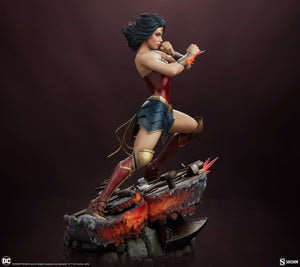 Wonder Woman - Saving The Day Premium Format Statue